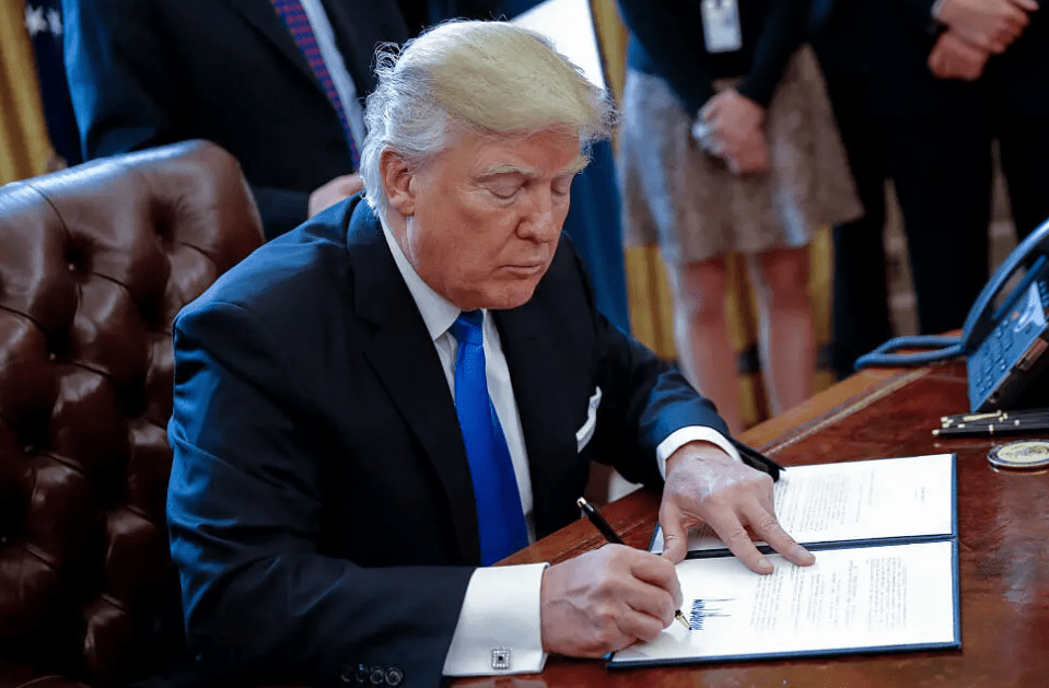 Трамп се заканува со царини од 200 за вино и други алкохолни пијалоци од ЕУ БанкоМетар